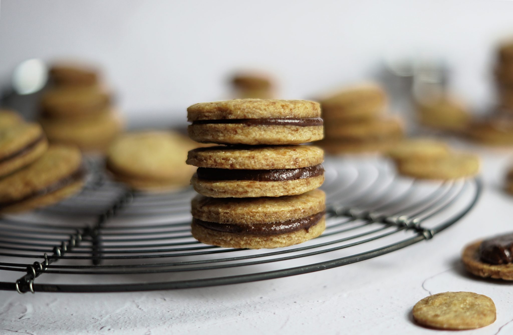 Knusprige Doppelkekse mit Nougatfüllung | vegan - Kitchen Artistry